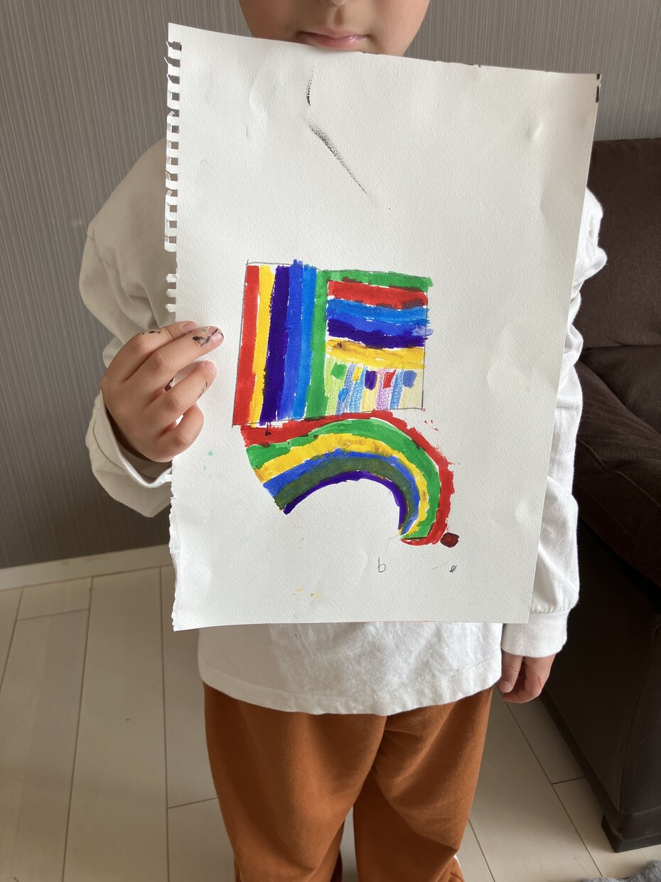 カラフル虹色になります 7歳小学一年生が作りました作品です。