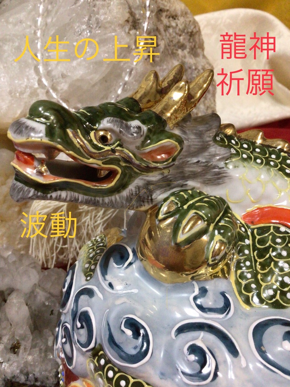 誰もが行きたい金運のパワースポットの神社に祈ります 強力な金運や縁結び超有名神社や霊視鑑定神社も知っている