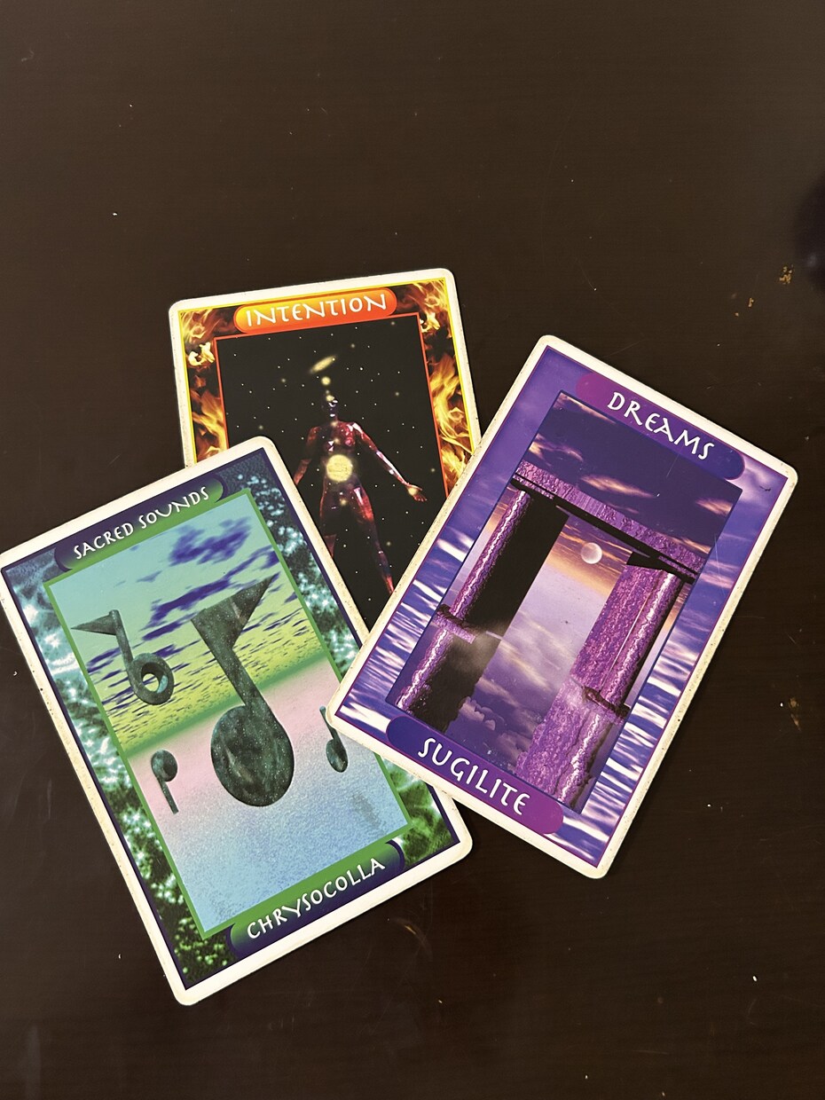 クリスタルアライカードで占います パワーストーンのエネルギーが込められたカードで占います。